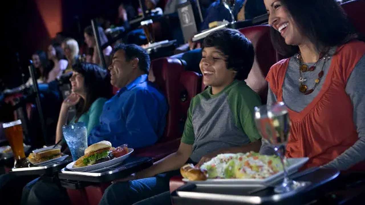 ¿En Cinépolis se puede entrar con comida a las salas?